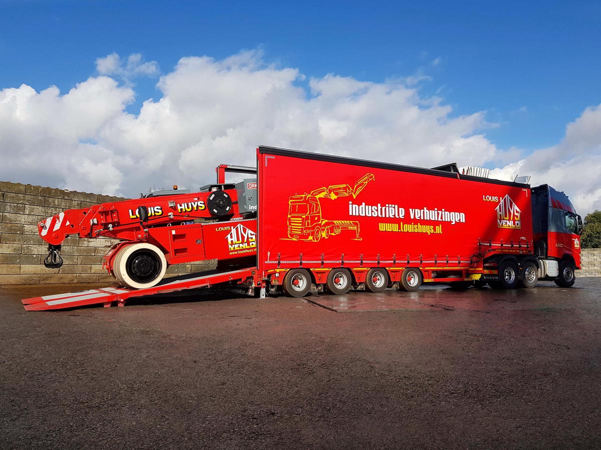 Well-covered on tour with electric cranes - Faymonville Trailers