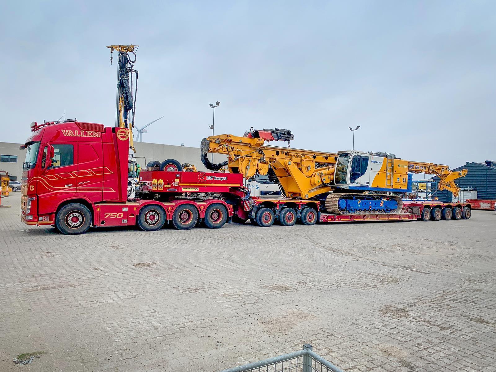 Ein Tiefbett-Sattelauflieger mit roten Felgen - Faymonville Tieflader